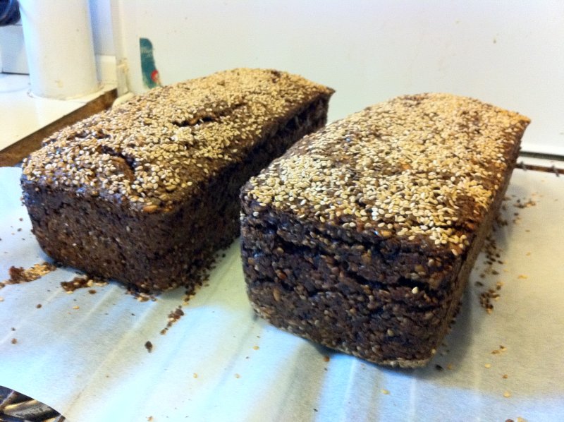 Groft rugbrød - Opskrift på Groft rugbrød - Maduniverset.dk