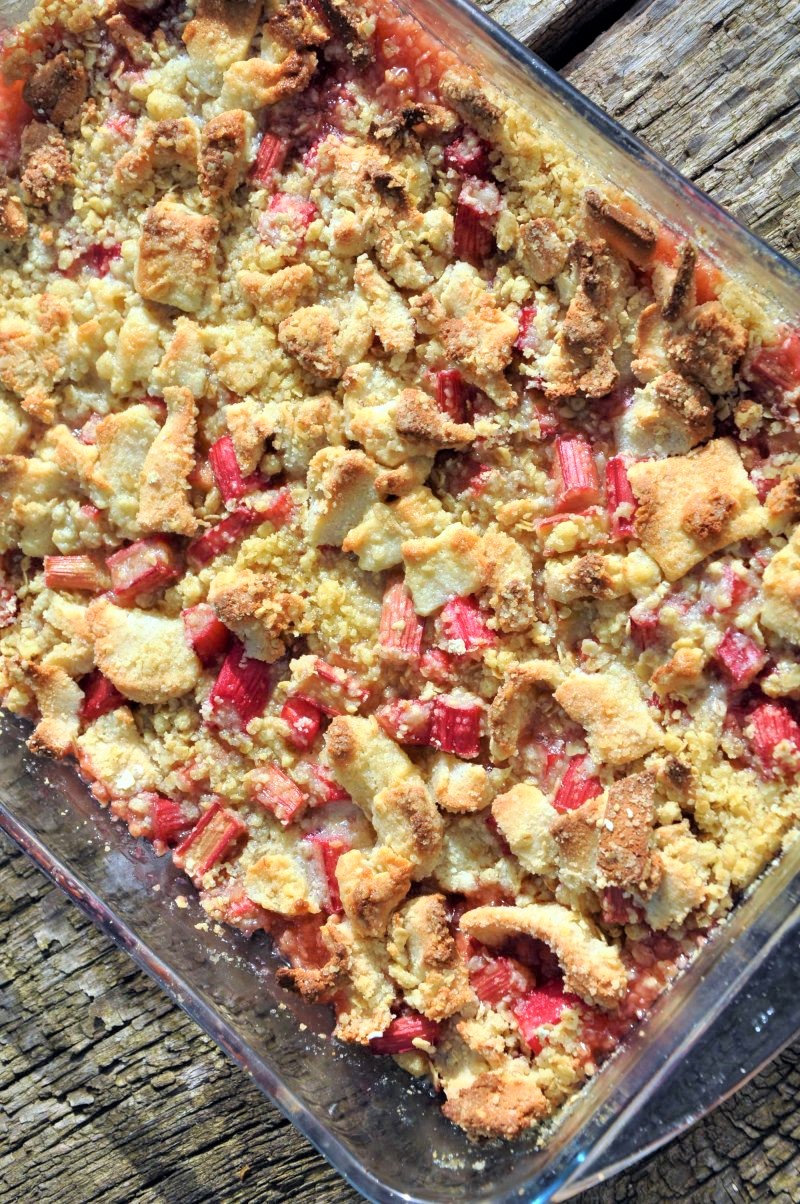 Rabarber crumble med marcipan chunks - Opskrift på Rabarber crumble med ...