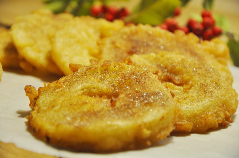 Æbleskiver med skiver af æble - Opskrift på Æbleskiver med skiver af ...