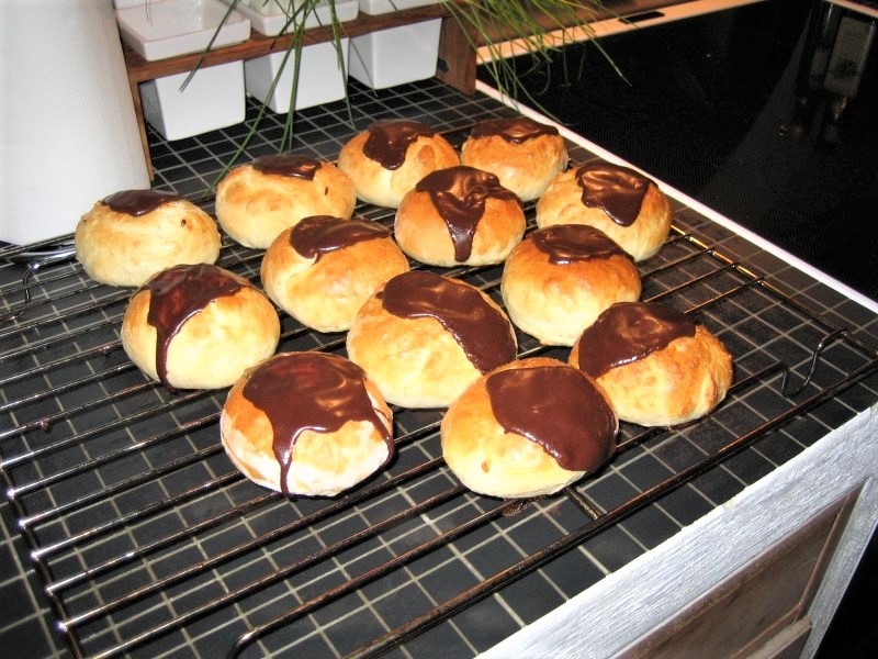 Fastelavnsboller med creme - Opskrift på Fastelavnsboller med creme ...