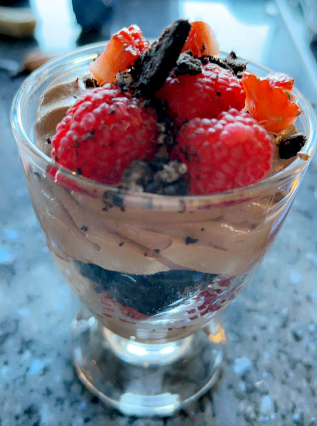 Chokolade-baileys dessert med jordbær/hindbær - Opskrift på Chokolade ...